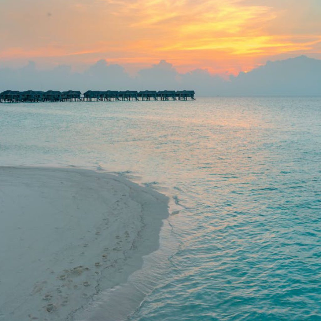 Lucknow to Maldives Flights: Book Your Island Adventure